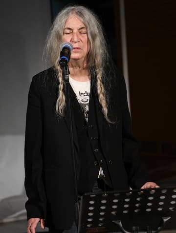 Patti Smith compie 75 anni: chi è la 'sacerdotessa' del rock. FOTO ...
