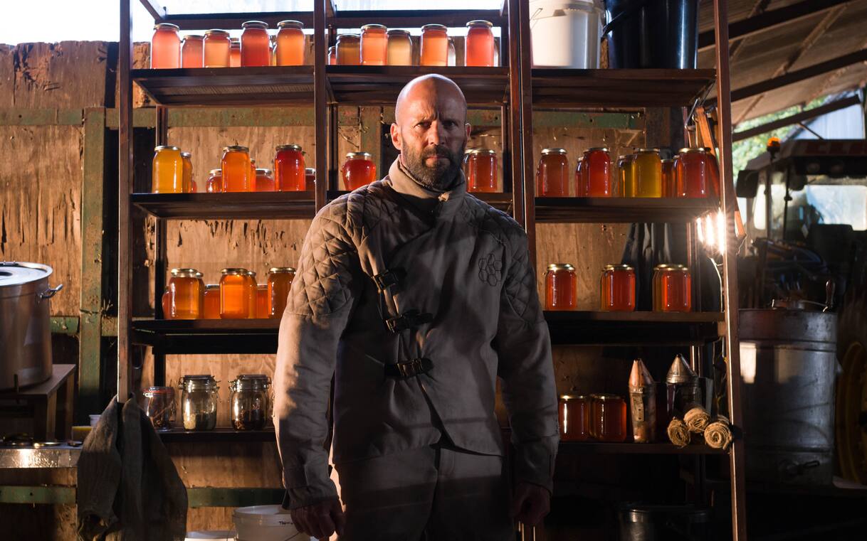 The Beekeeper, il cast del film con Jason Statham e Jeremy Irons | Sky TG24