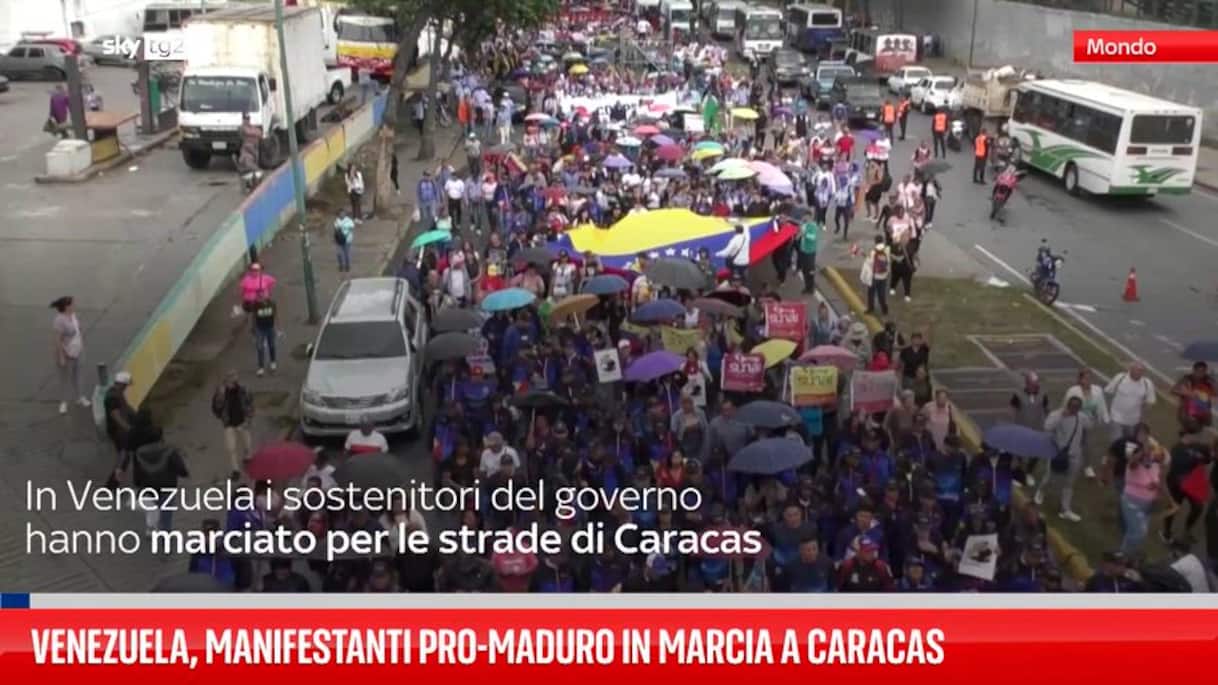Venezuela, manifestanti pro-Maduro in marcia a Caracas | Video Sky TG24