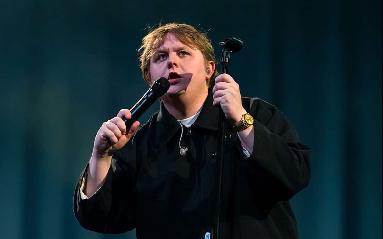 Lewis Capaldi, il nuovo singolo è Something In The Heavens: testo ...