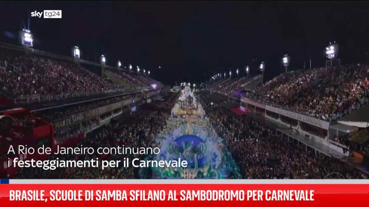 Brasile, scuole di samba sfilano al Sambodromo per Carnevale | Video ...