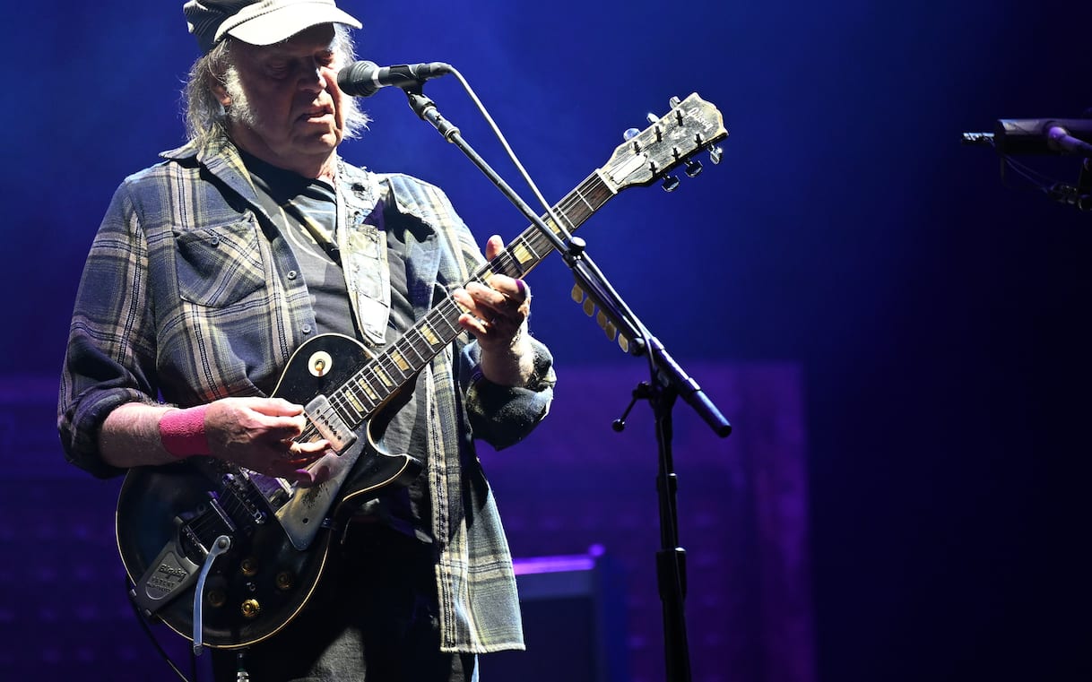 Neil Young pubblica la canzone contro Donald Trump Big Crime in ...