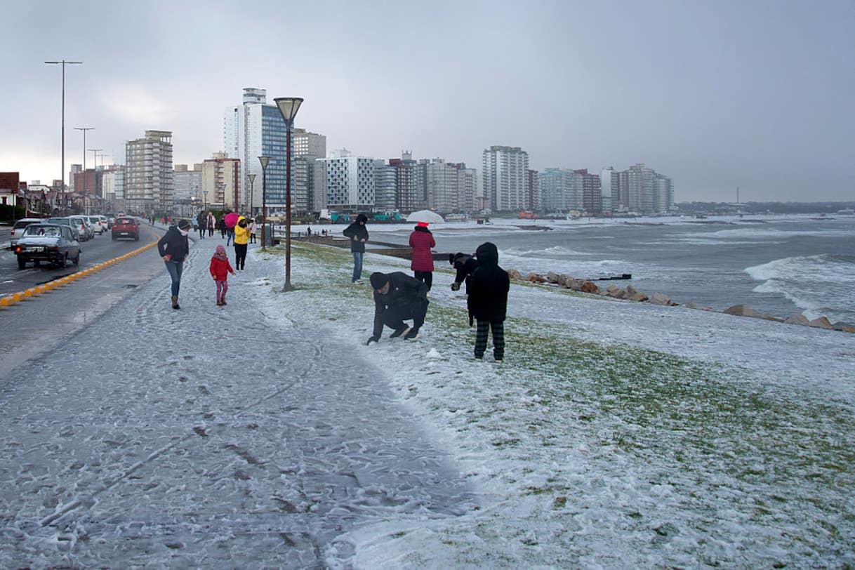 Argentina, ondata di freddo polare: neve a Buenos Aires e sulle spiagge ...