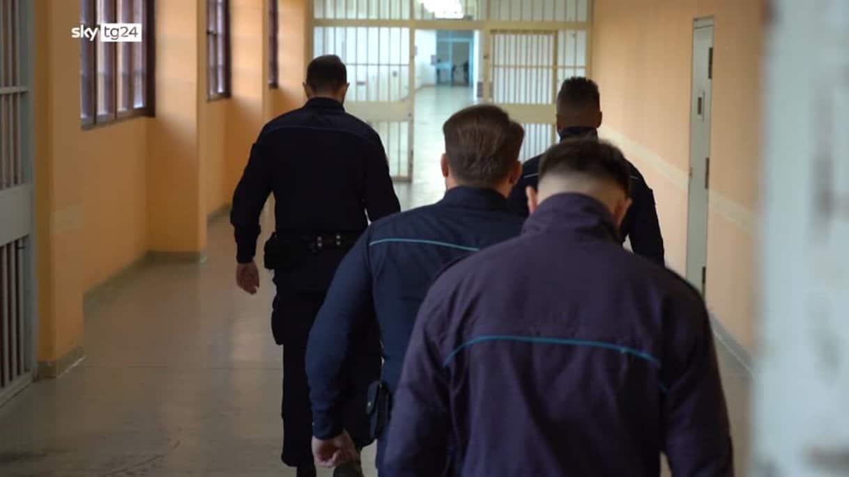 Detenuto evaso, in fuga dal carcere di Opera a Milano | Video Sky TG24