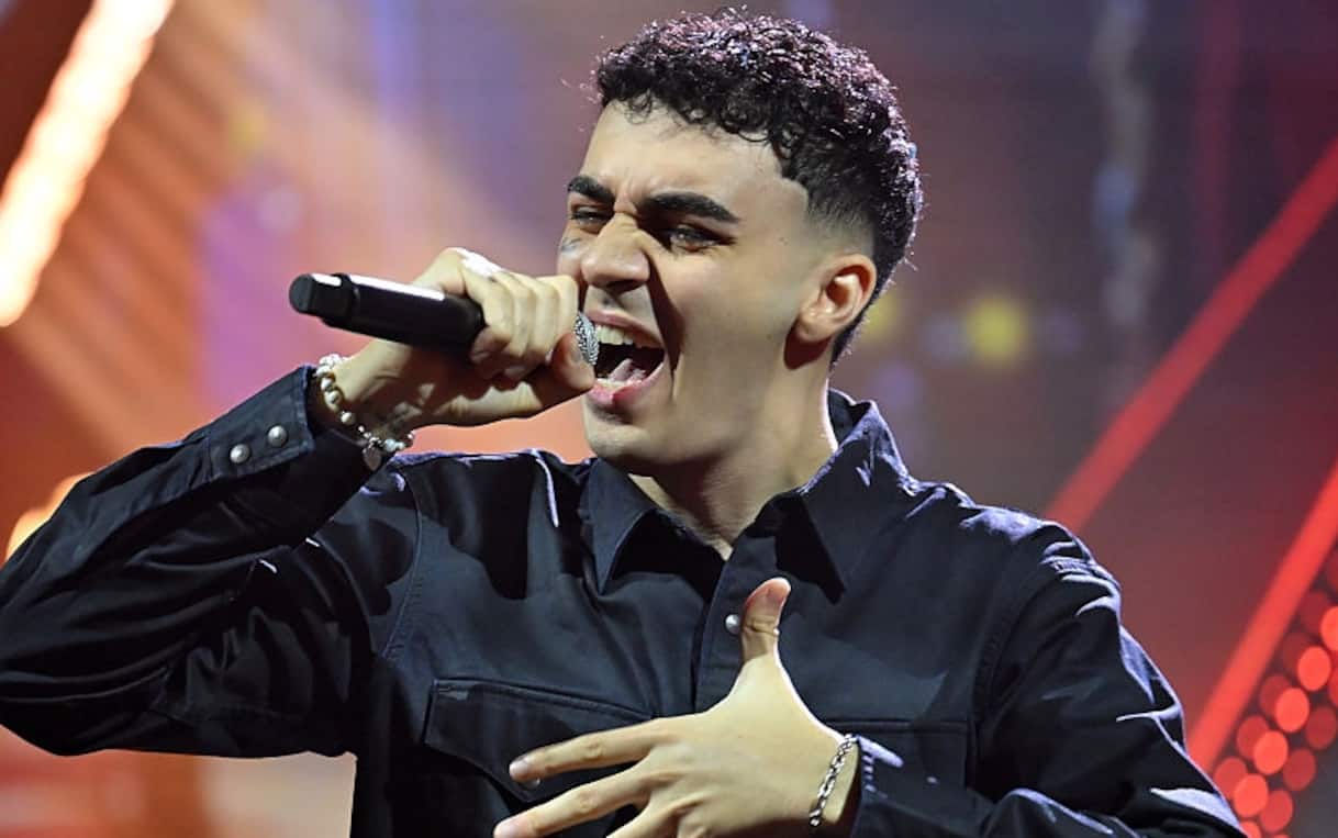 Emigrato (Italiano), la nuova sigla di Sanremo 2026 cantata da Welo ...