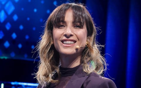 Sanremo 2026, chi è Ema Stokholma, speaker radiofonica e conduttrice ...