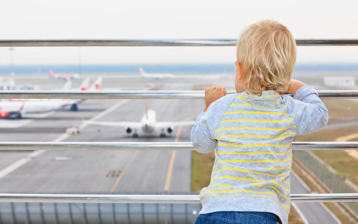 Neonati e bambini in aereo, tra prezzi ridotti e vantaggi: cosa sapere ...