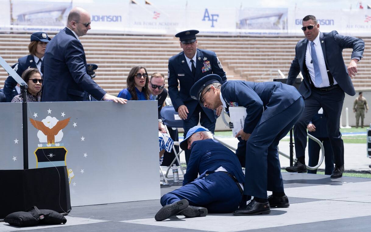Stati Uniti, Joe Biden inciampa e cade sul palco durante cerimonia dei ...