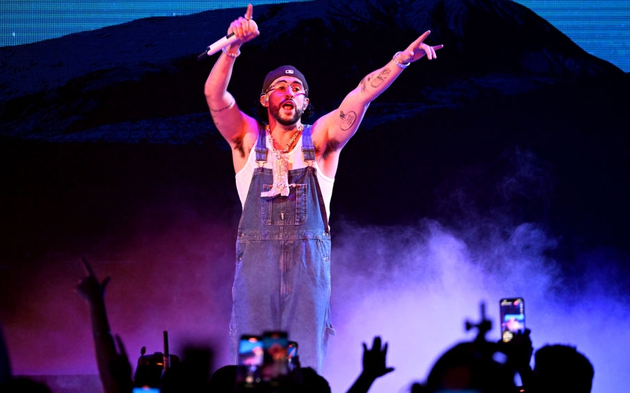 Alambre Pua, testo e significato della nuova canzone di Bad Bunny | Sky ...