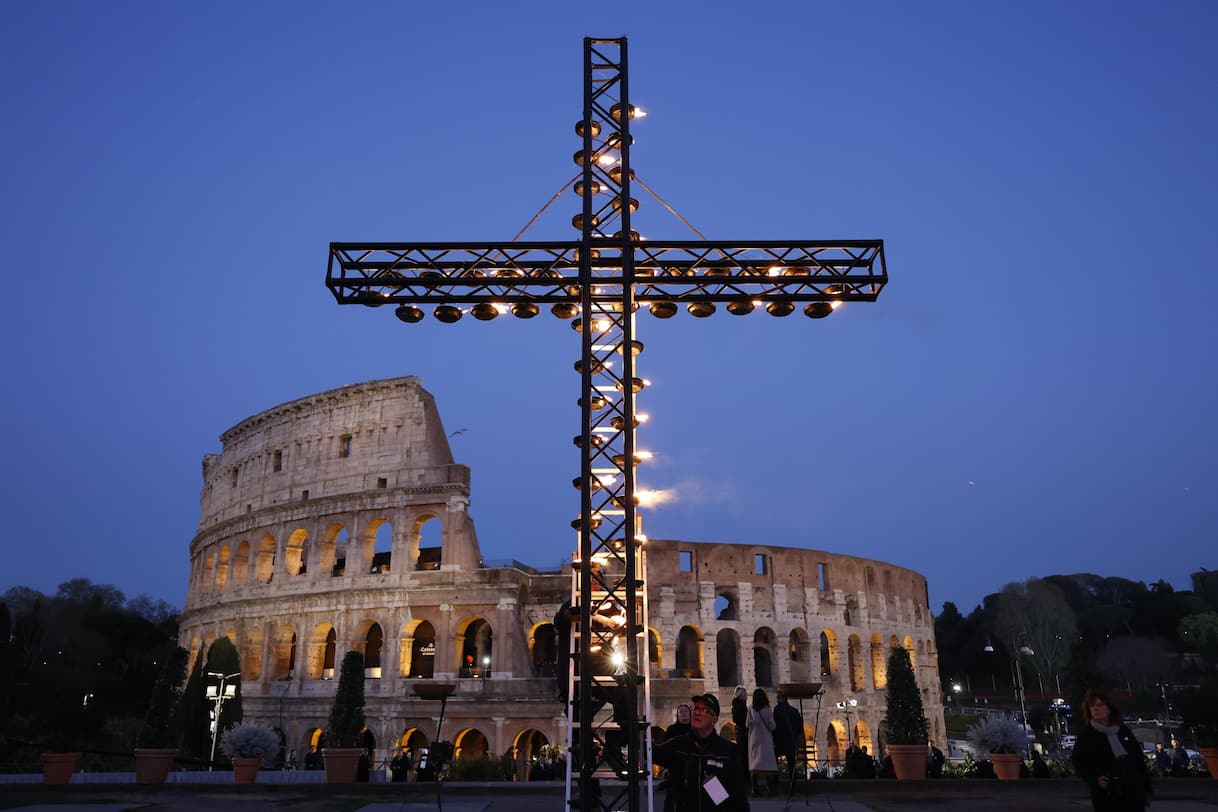 Via Crucis al Colosseo di Roma, Papa Leone XIV porta la croce in tutte ...