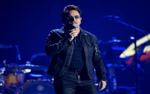 Bono, il leader degli U2, compie 65 anni: i look dagli esordi a oggi ...