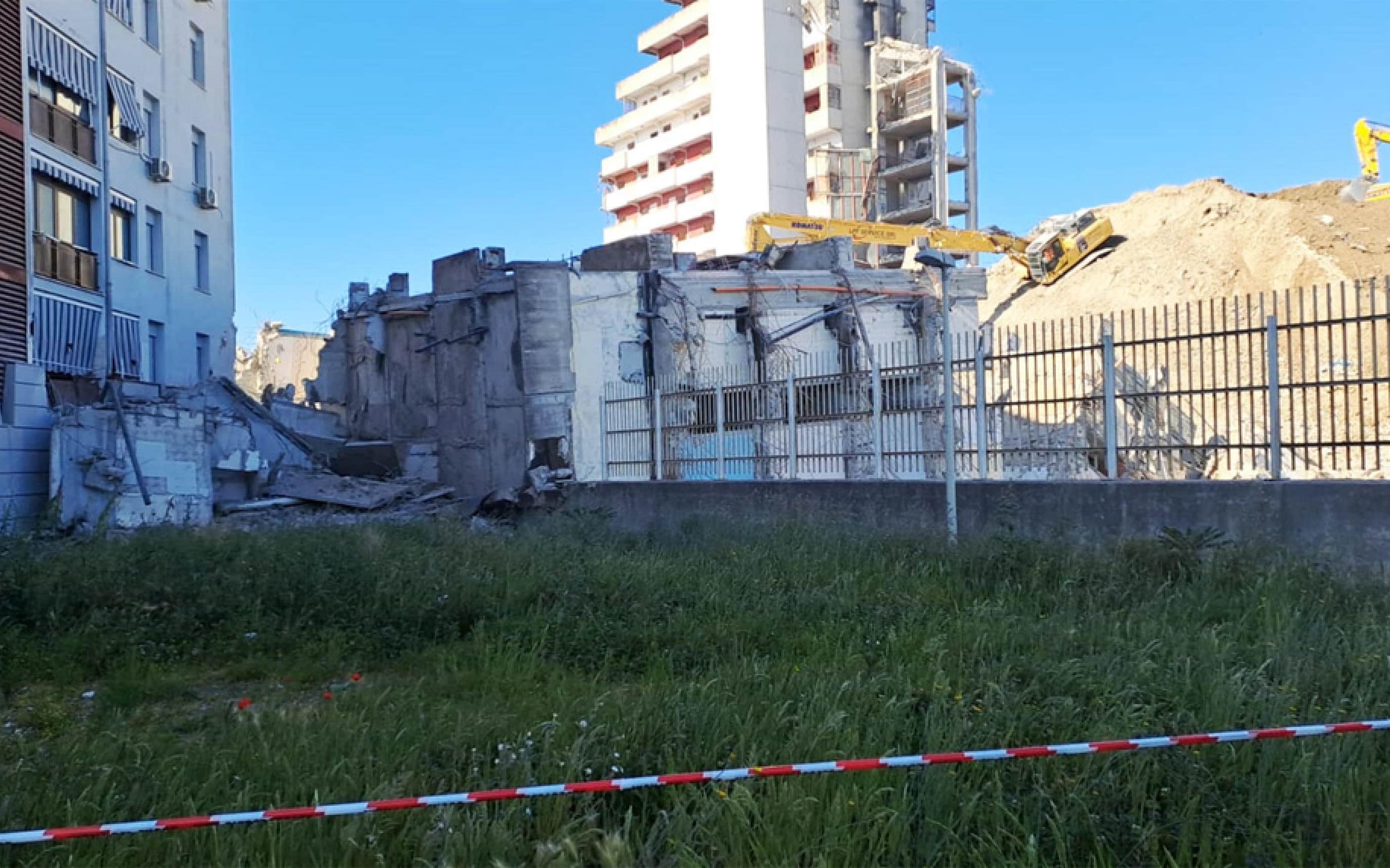 Napoli, crollo parziale Vela Rossa a Scampia: cedimento del vano ...