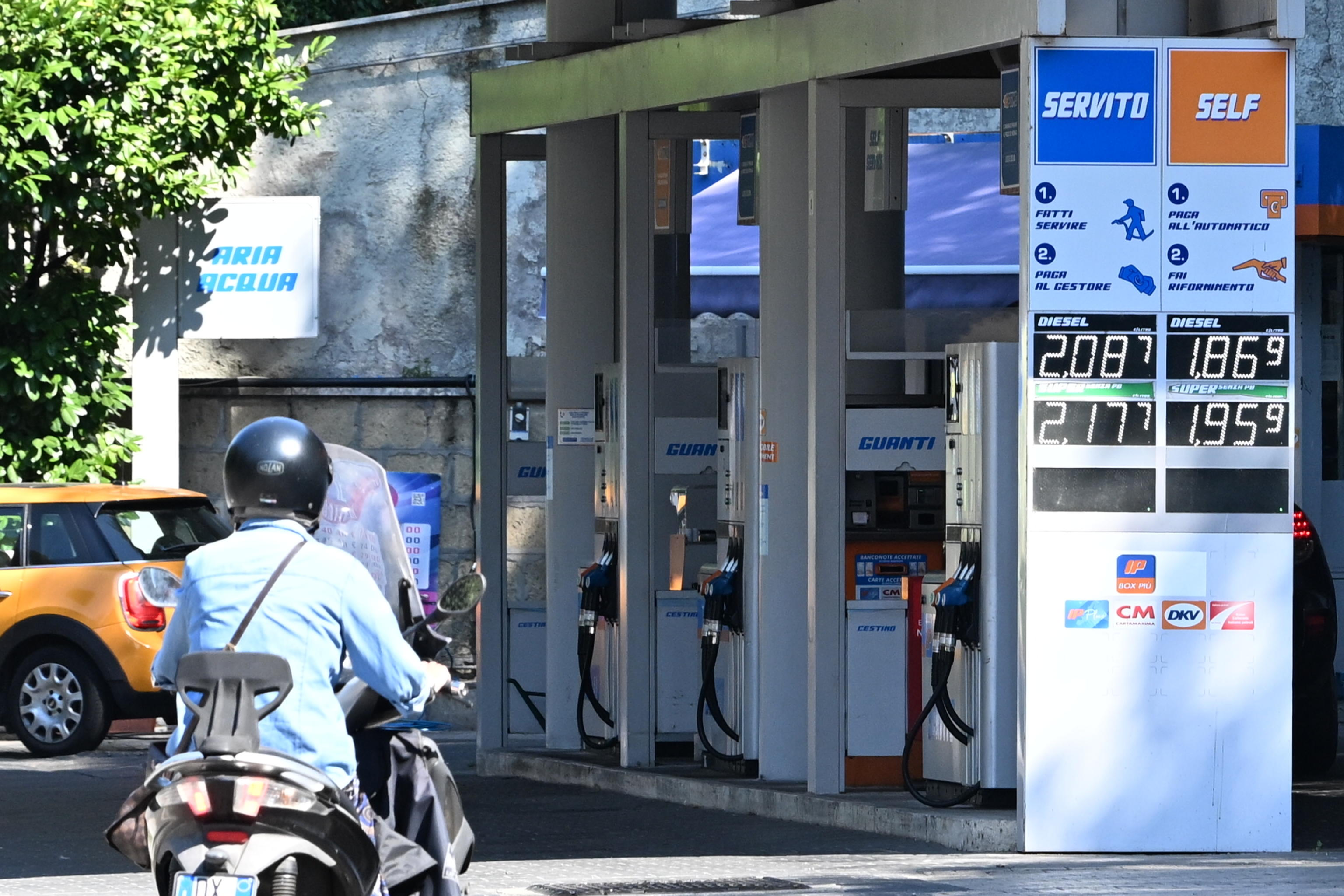 Prezzo della benzina in aumento, oggi supera i 2 euro al litro: ecco ...