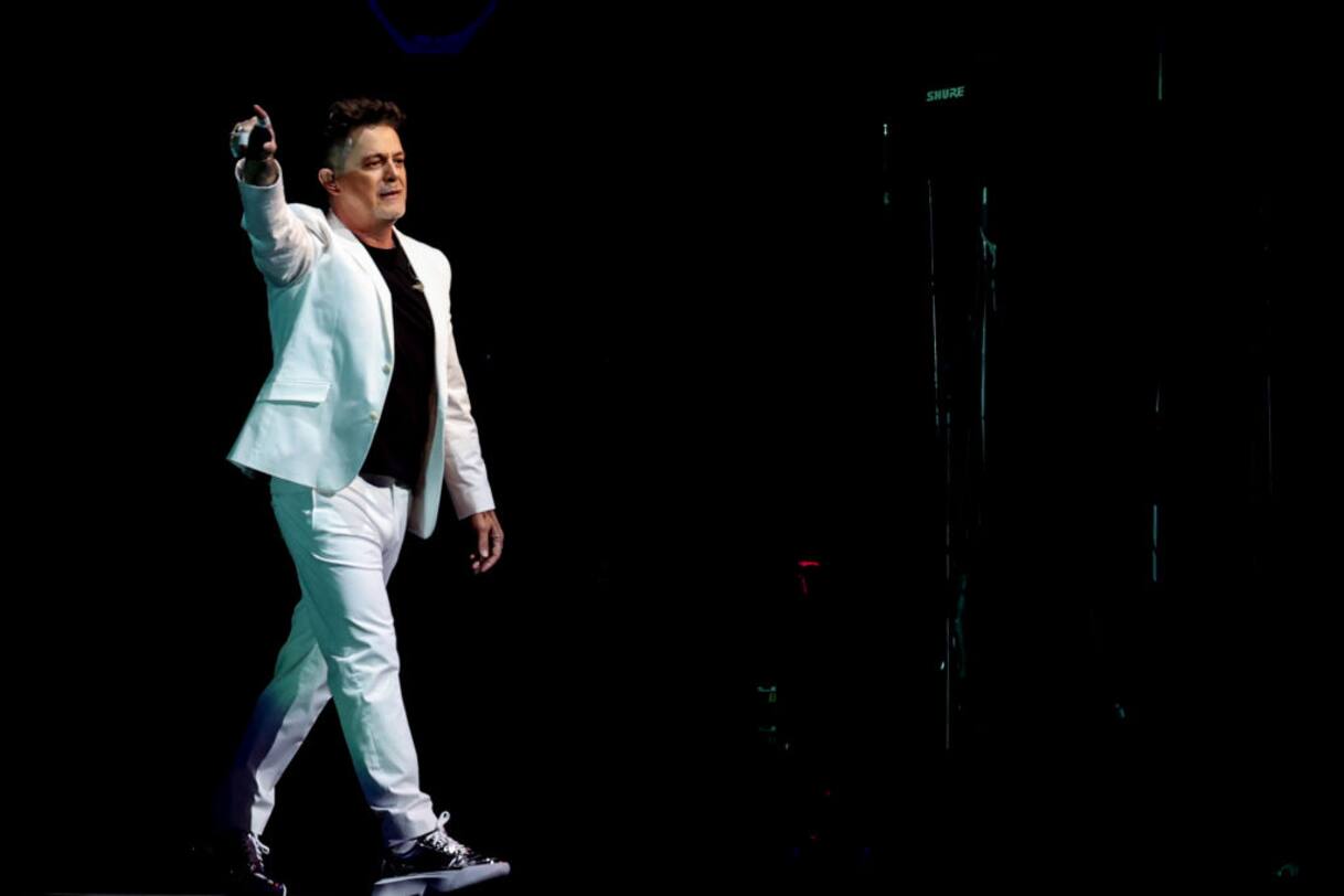 Chi è Alejandro Sanz, il cantante che ha collaborato con Eros ...