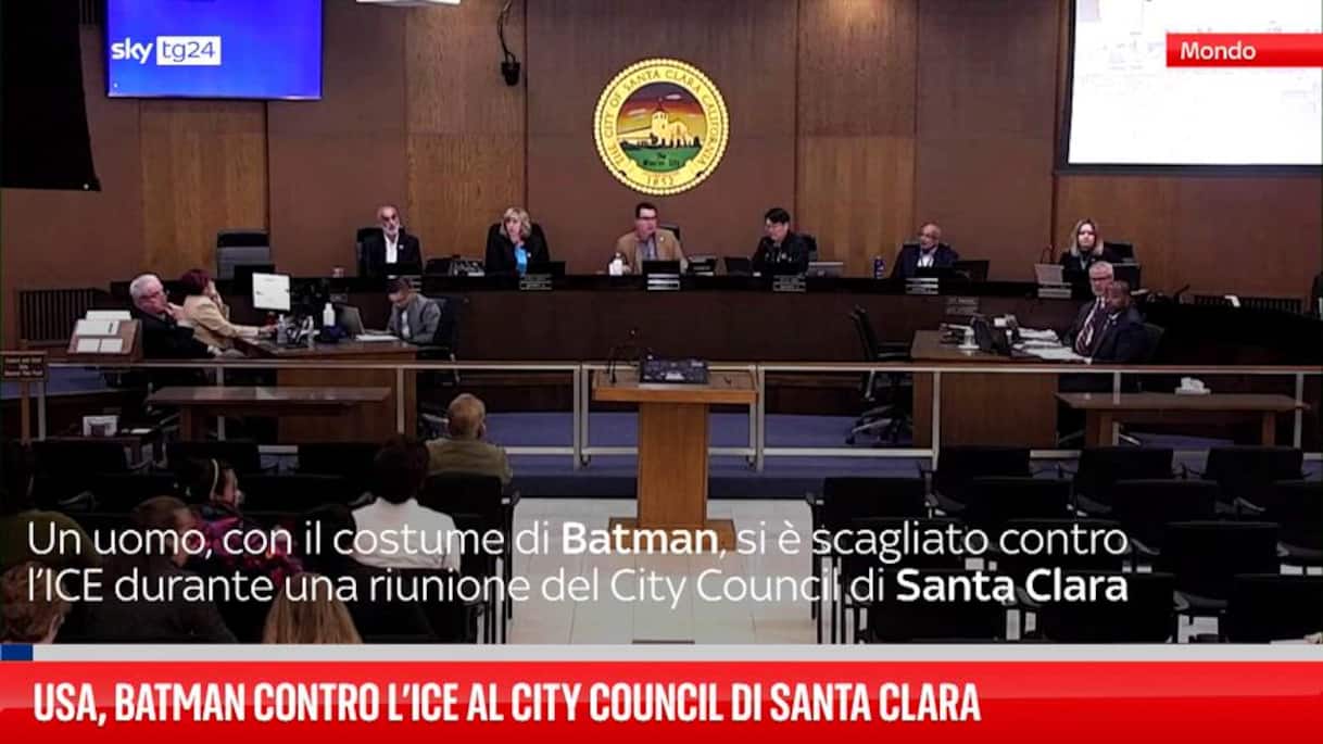 Usa, Batman contro l’ICE al City Council di Santa Clara | Video Sky TG24