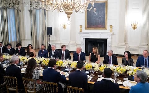 Trump, cena con Zuckerberg, Bill Gates e Tim Cook alla Casa Bianca ...