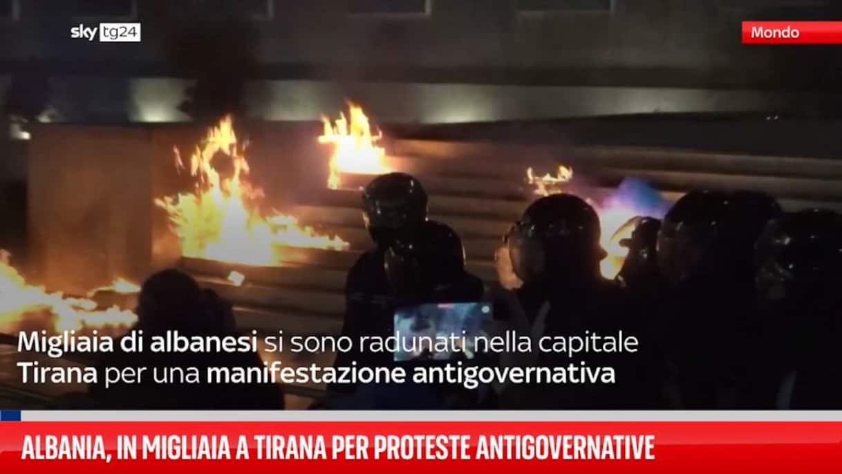 Albania, in migliaia a Tirana per proteste antigovernative | Video Sky TG24