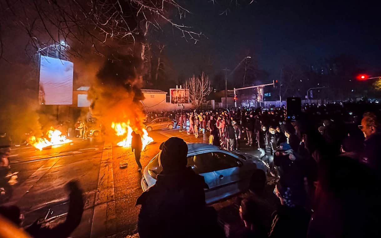 Iran, decine di morti nelle proteste. Media: “Khameni ha alzato il ...