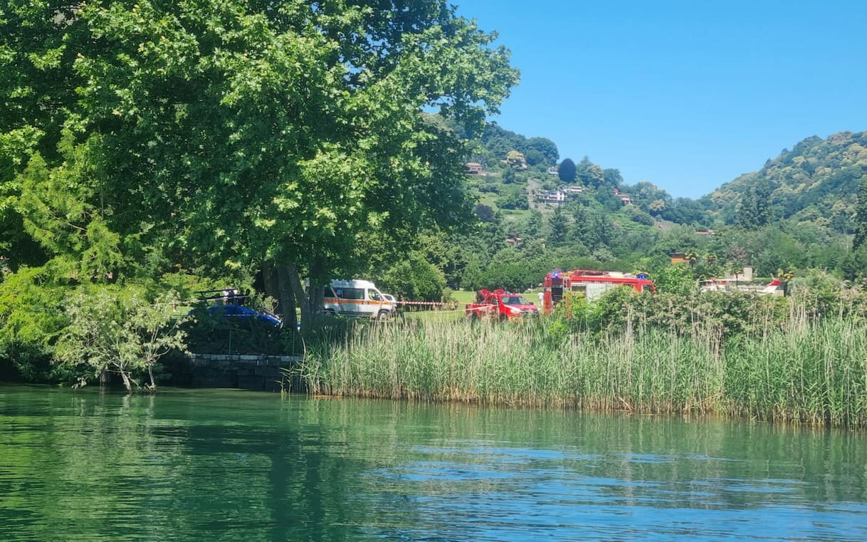 Lesa, precipitato un elicottero sul Lago Maggiore, le ultime news | Sky ...