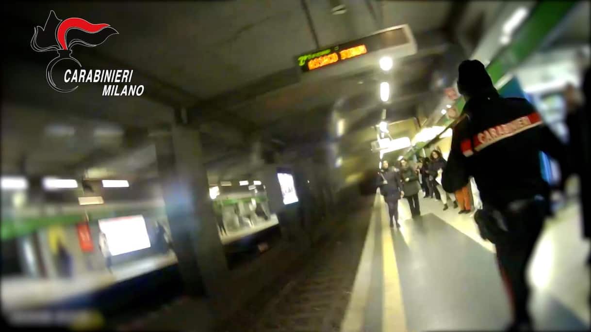 Milano, 14enne minaccia di uccidersi in metro: salvata dai carabinieri ...