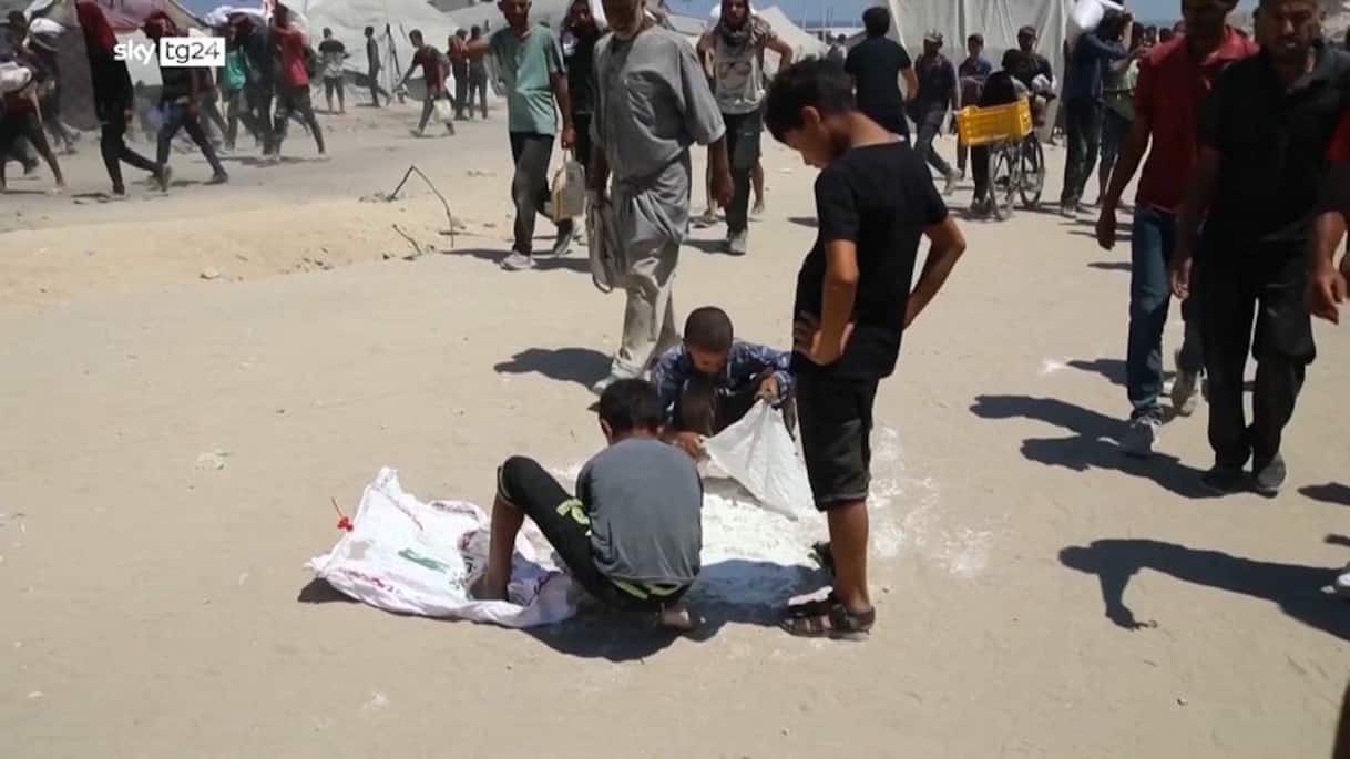 Rapporto Oxfam, i 12 uomini più ricchi al mondo hanno quanto 4 miliardi ...