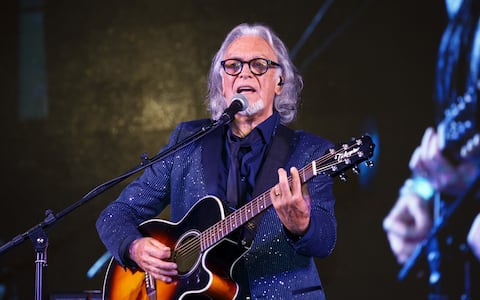 Il racconto dei 75 anni di Riccardo Fogli tra le canzoni dei Pooh e l ...