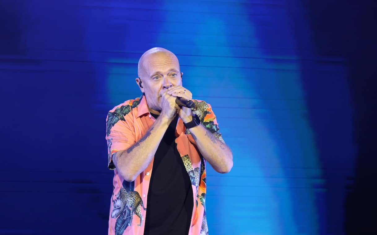 Max Pezzali pubblica la versione 2026 della canzone Gli anni | Sky TG24