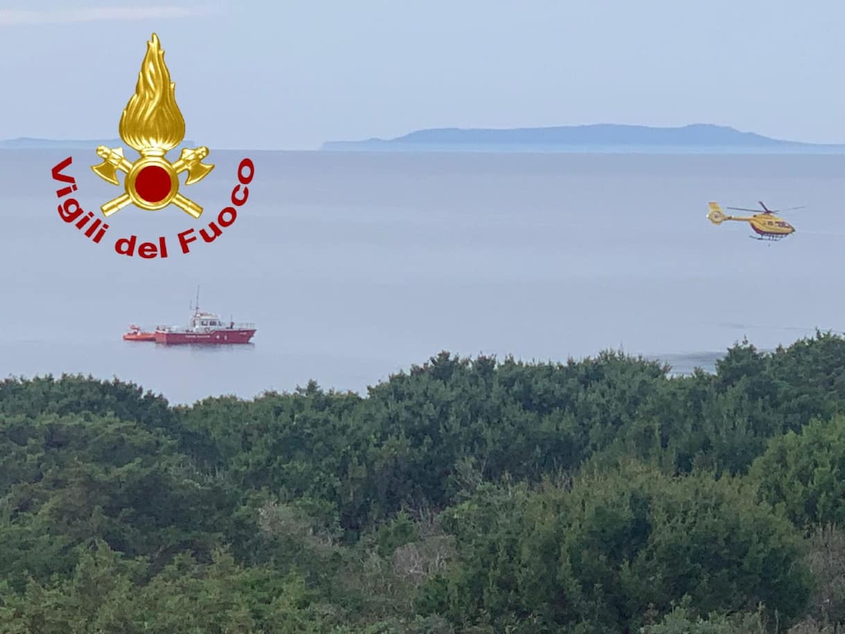 Sardegna, barca si capovolge all'Isola Rossa: morti 2 pescatori | Sky TG24