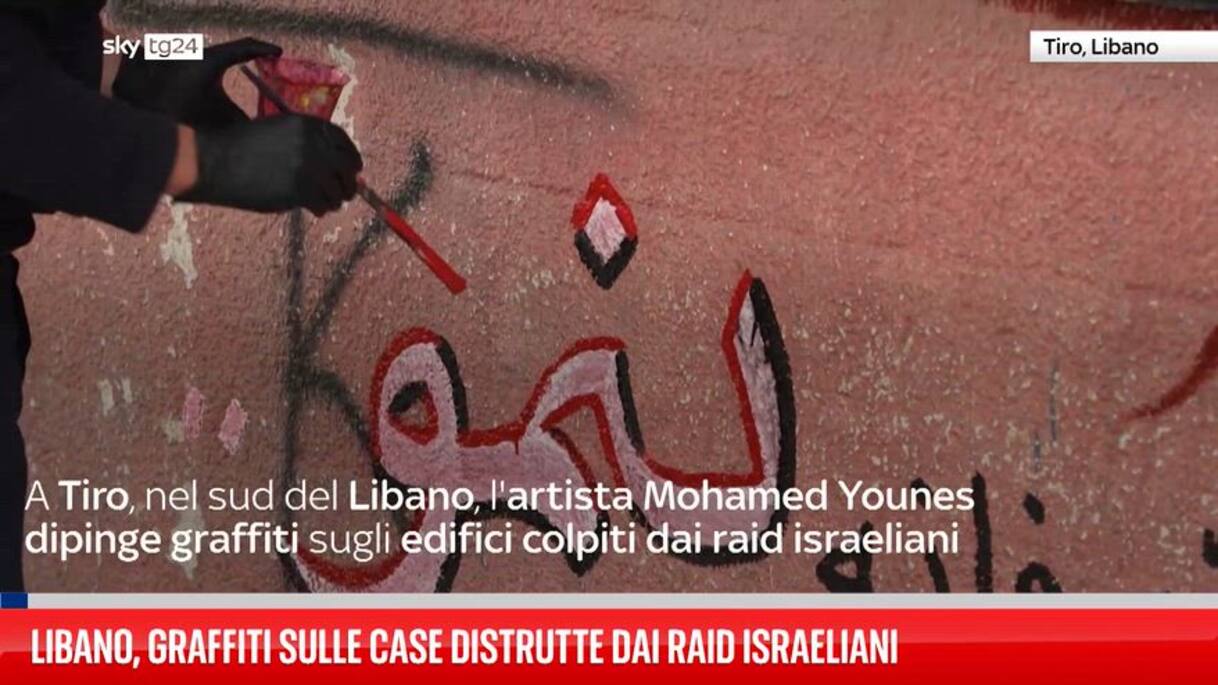 Libano, graffiti sulle case distrutte dai raid israeliani