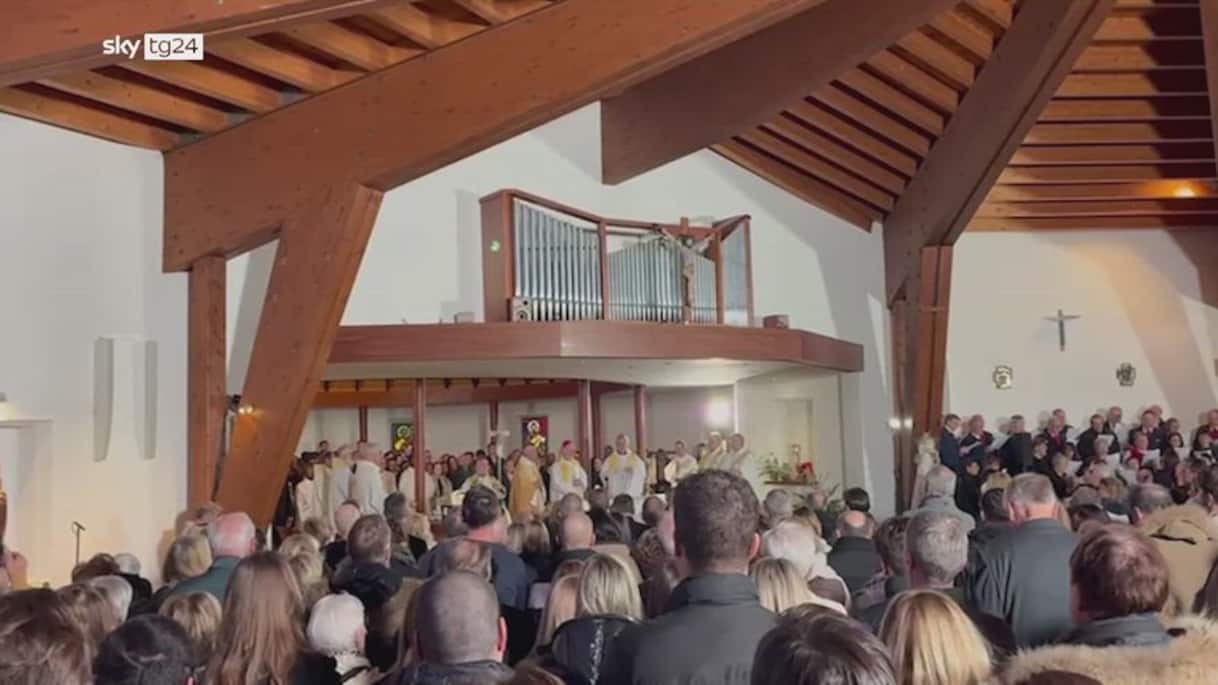 Crans-Montana, messa per le vittime dell'incendio | Video Sky TG24