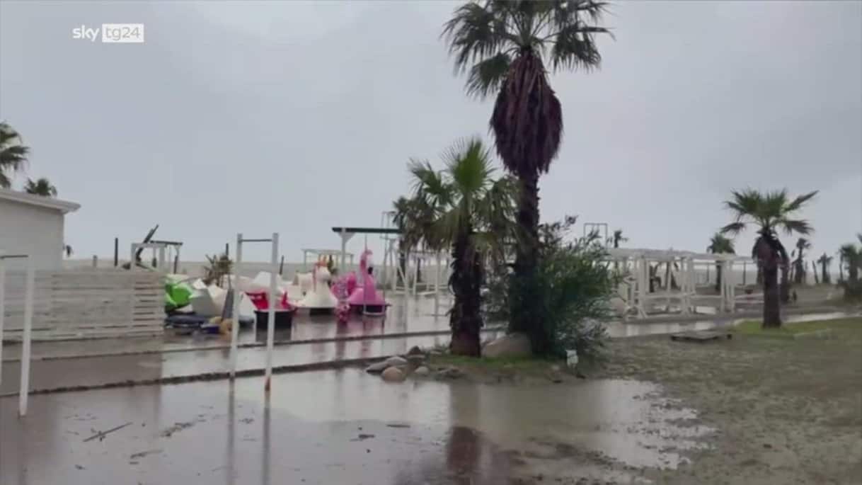 Matera, onda anomala a Scanzano Jonico: danni sul litorale | Video Sky TG24