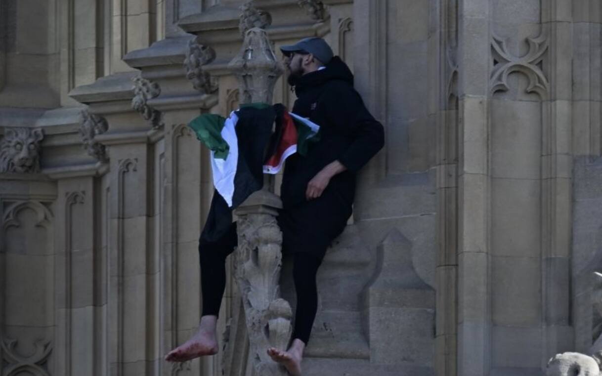 Londra, uomo scala Big Ben sventolando bandiera Palestina | SkyTG24