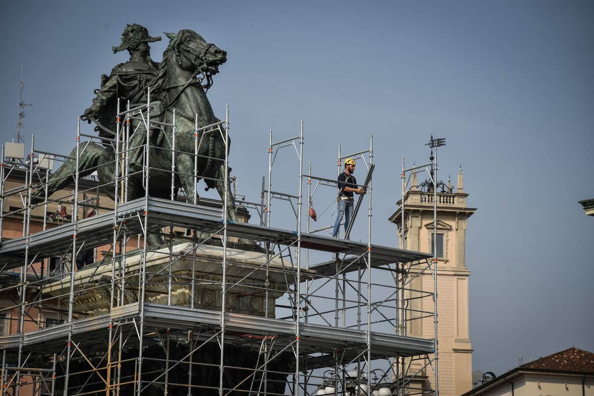 Statua di Vittorio Emanuele a Milano imbrattata da attivisti è stata ...