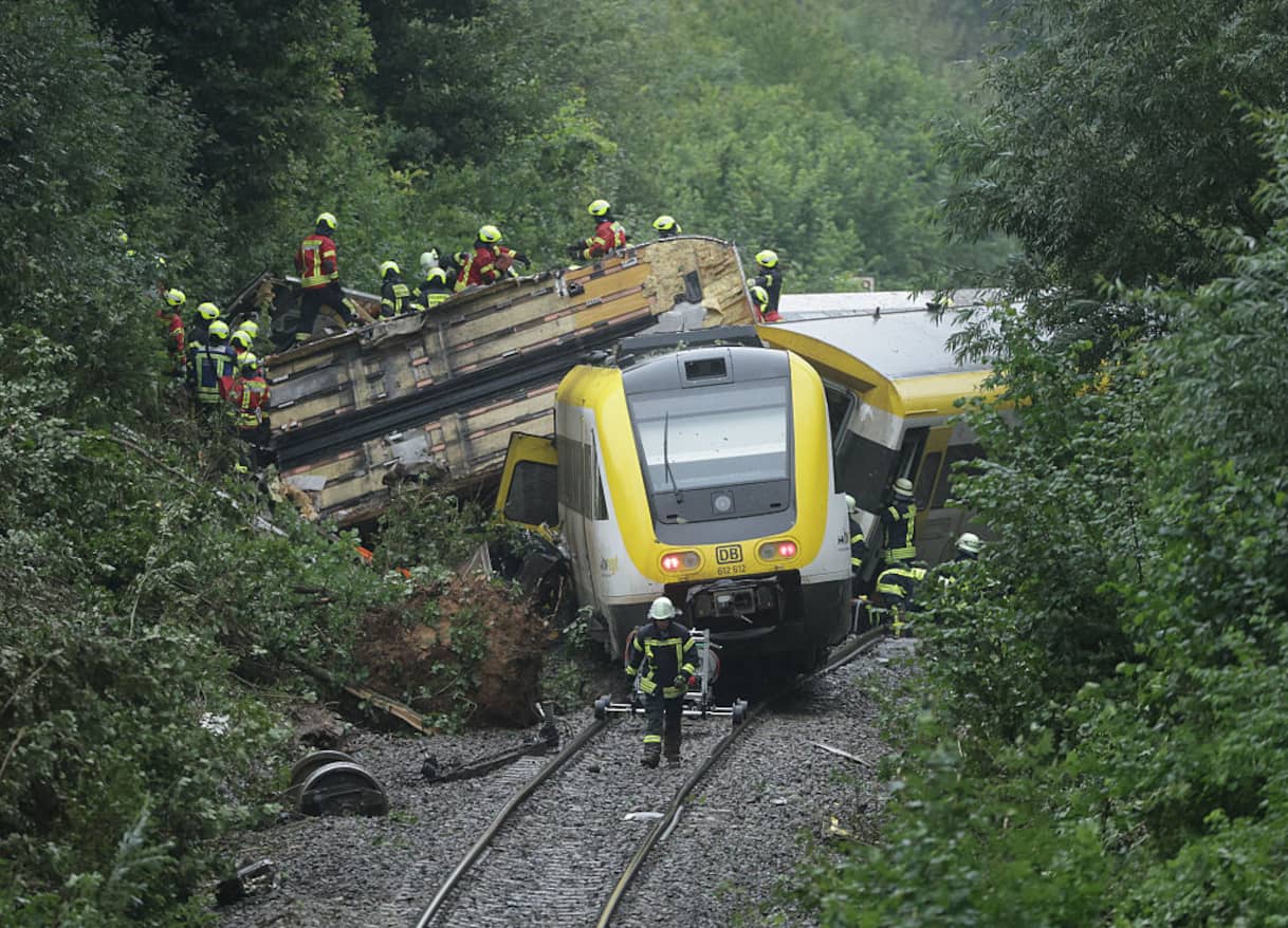 Germania, deraglia treno con 100 passeggeri: almeno 3 morti | Sky TG24