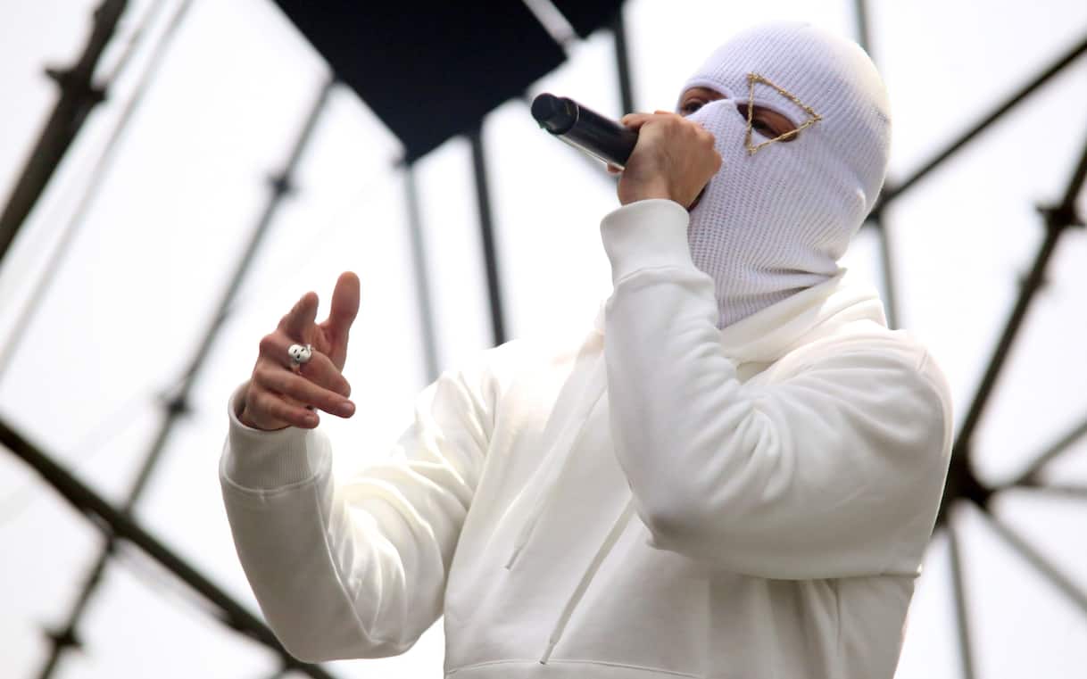 Mezzosangue dal Festival di Sziget: “Il rapporto con la maschera è una ...
