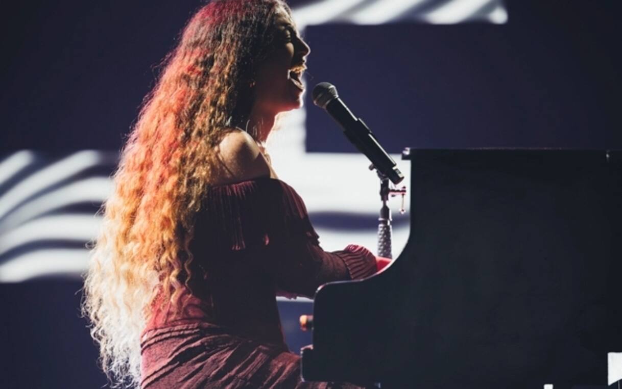 X Factor 2025, ovazione per DELIA con il mash-up tra Signor tenente e ...