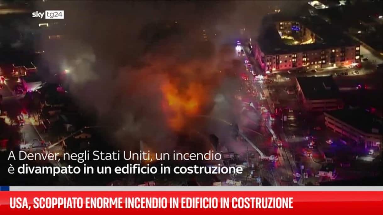 Denver, enorme incendio in edificio in costruzione | Video Sky TG24