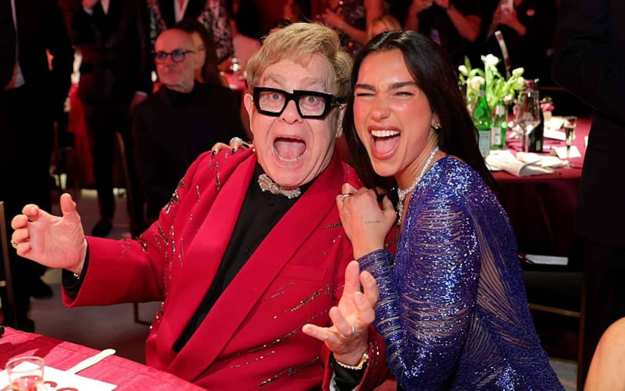Elton John suona per Dua Lipa e Callum Turner a Villa Valguarnera | Sky ...