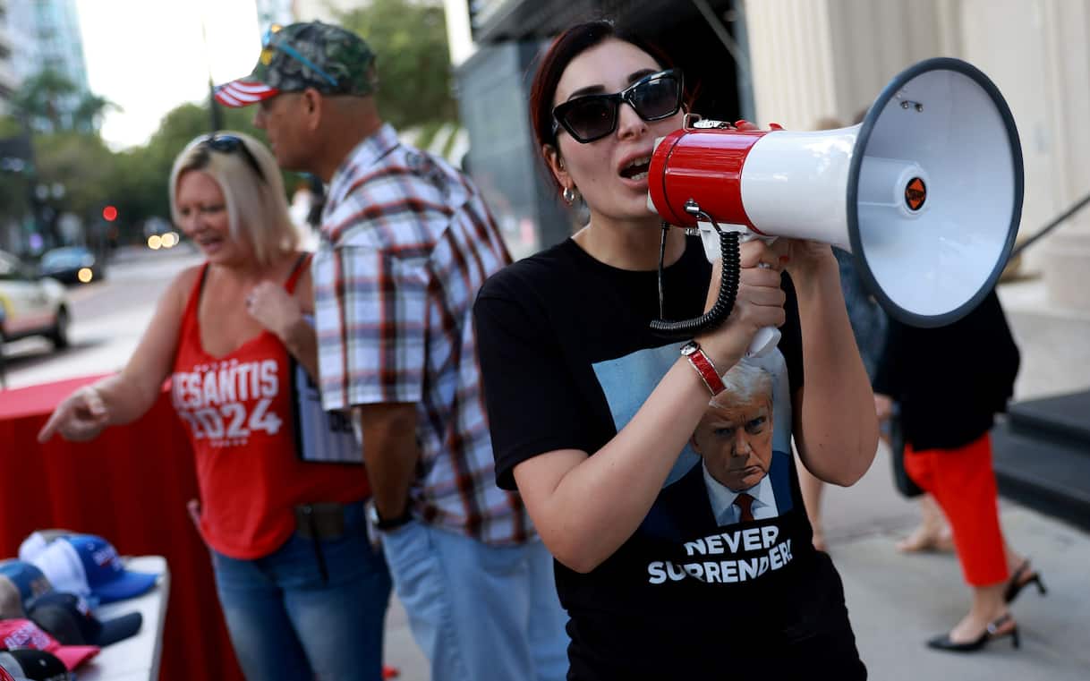 Usa 2024, chi è Laura Loomer, l'attivista che ha diffuso le fake news ...