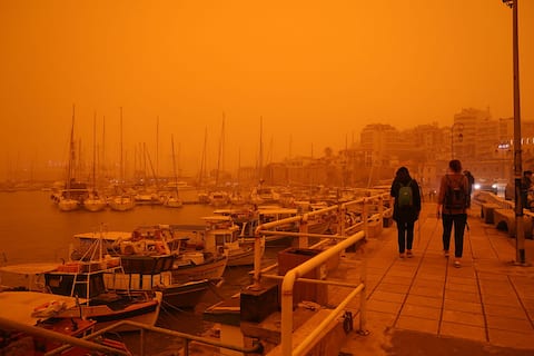 Creta, tempesta di sabbia colora il cielo di arancione: voli dirottati ...