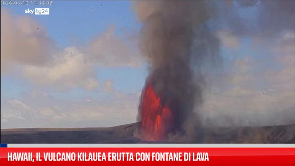 Il vulcano Kilauea erutta con fontane di lava alle Hawaii