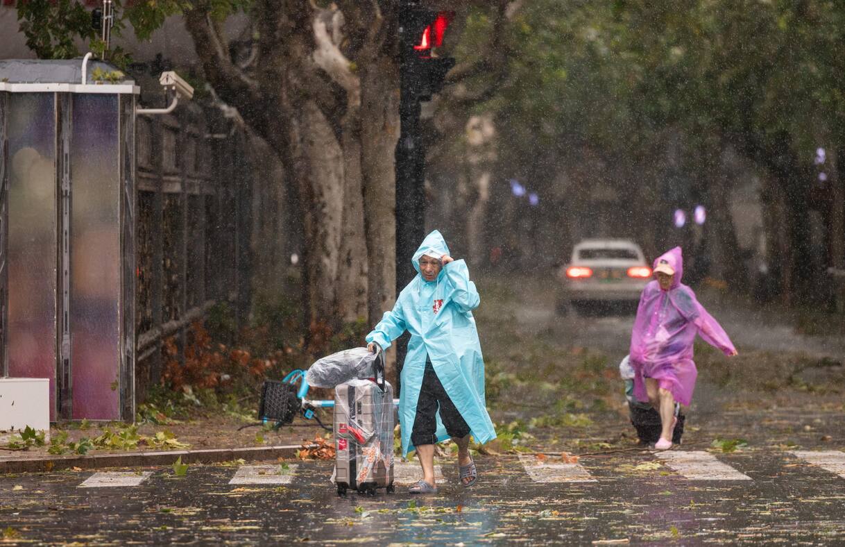 Il tifone Bebinca si abbatte su Shanghai, migliaia di persone evacuate ...