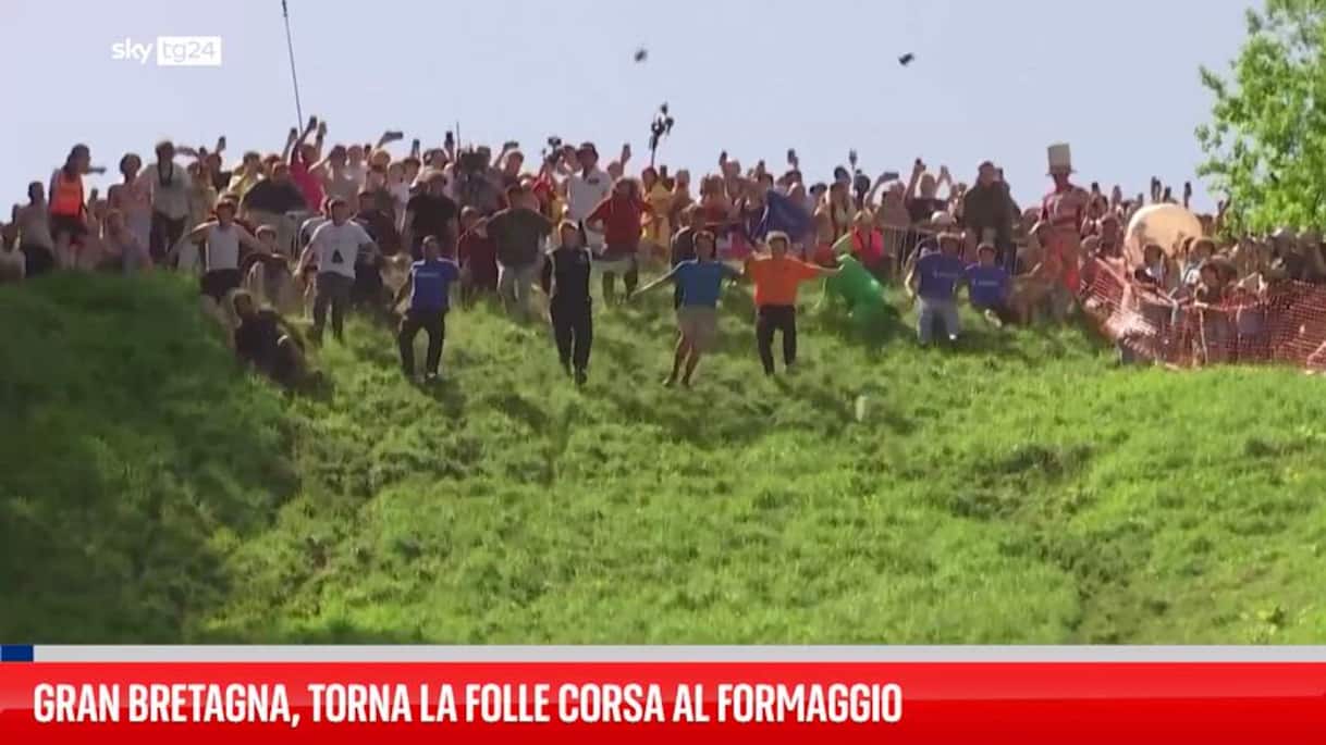 Uk, la tradizionale corsa al formaggio nel Gloucestershire
