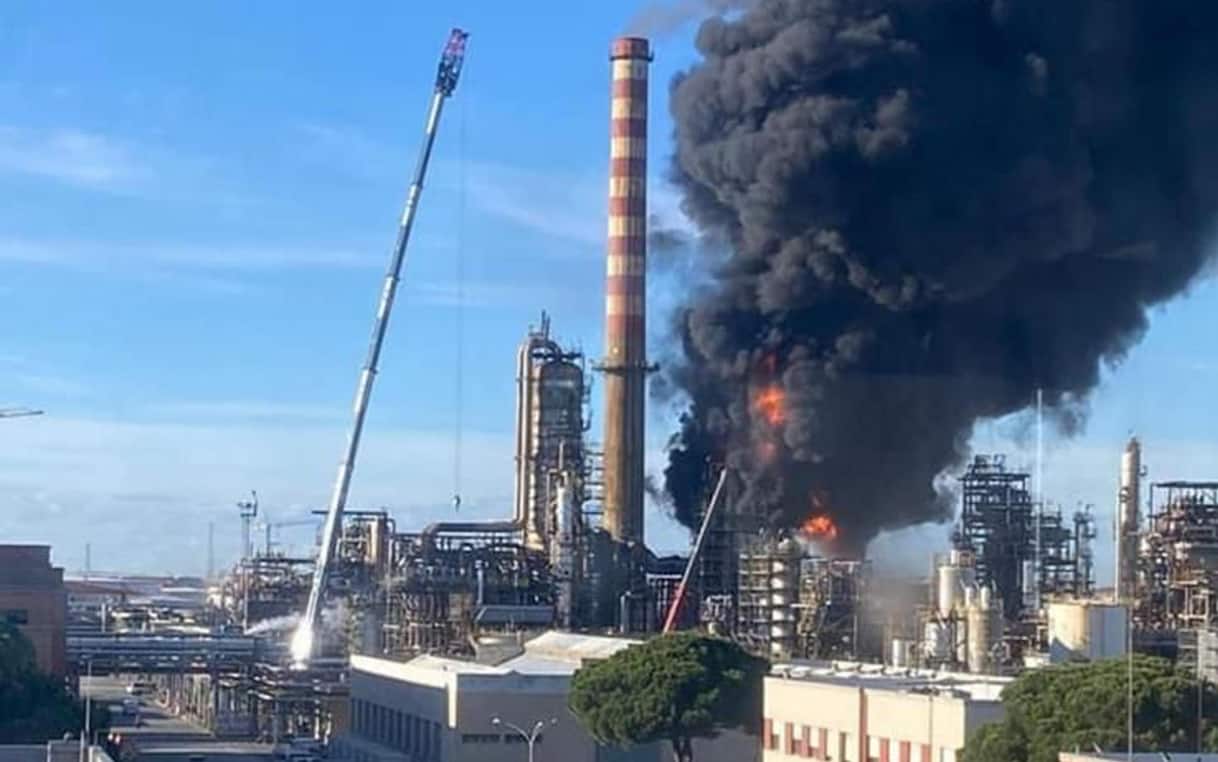 Livorno, esplosione e incendio alla raffineria Eni | Sky TG24