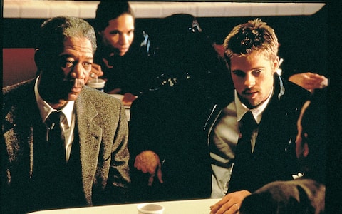 “Seven”, 30 anni fa usciva il thriller con Brad Pitt e Morgan Freeman ...