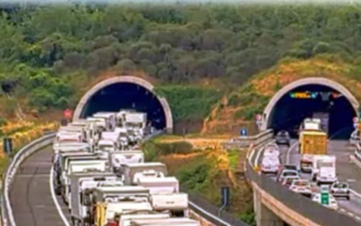 Camion a fuoco in galleria sull'autostrada A1, code e disagi a Firenze ...