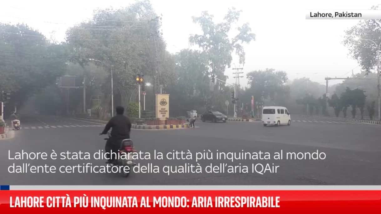 Lahore città più inquinata al mondo: aria irrespirabile | Video Sky TG24