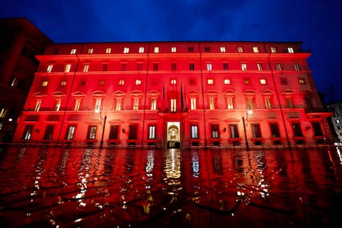 Giornata internazionale contro violenza sulle donne: palazzi e ...