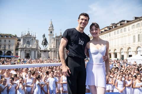 Torino si veste di bianco, la lezione di danza di Roberto Bolle | Sky TG24