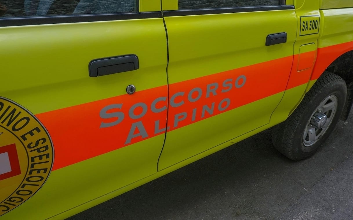 Cervinia, valanga travolge uno sciatore fuoripista: ferito | Sky TG24